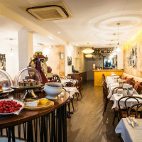 Cafe Louise: Experience Exquisite Cuisine in the Heart of Paris
